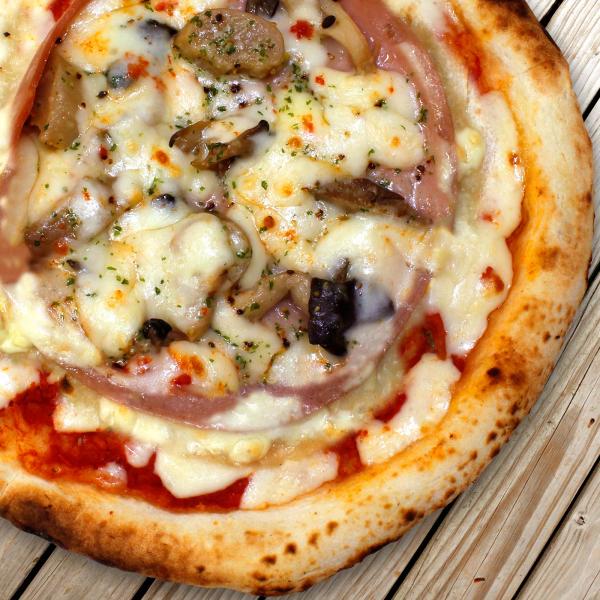 「HOKTOのきのこ（エリンギ、ブナしめじ、ひらたけ）」をバターソースで下味をつけ、世界で最も有名なイタリアを代表するソーセージ「モルタデッラ」のスライスと合わせてトッピングした秋のピッツァです。