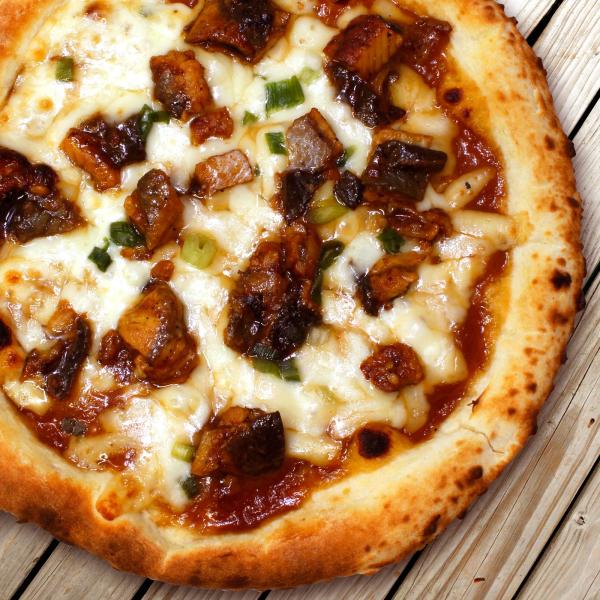 照り焼きのタレとマヨネーズをブレンドしたオリジナルソースに、ミックスチーズ、うなぎの蒲焼の刻み、青ねぎをトッピングし、うなぎをピッツァへと仕立て上げました。蒲焼の甘いタレと香ばしさが、チーズのコクと絶妙にマッチ！夏バテ予防にも！