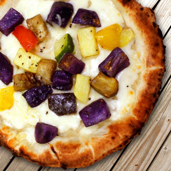 イタリア産の紫ポテトをはじめ、南イタリアの太陽と肥沃な大地で育まれた地中海野菜をグリルし、まろやかなホワイトソースと合わせました。ホクホクとしたポテトに、ズッキーニやナス、赤・黄パプリカの旨みと甘みが重なり、ひと口ごとに異なる味わいと食感を...