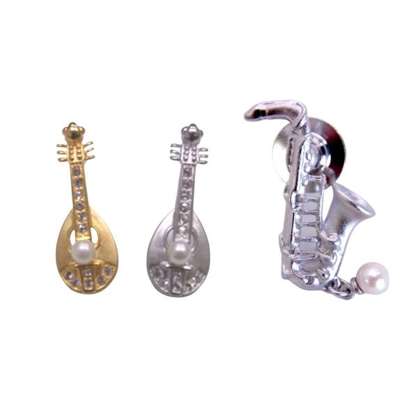 楽器マンドリンと通称サックスと呼ばれるサクスホーンモチーフのパールタックブローチです。上質なベビーパールのアコヤ本真珠があしらわれています。マンドリンの中央には弦にみたてた部分にスワロフスキー社製のカットガラスが組み込まれています。また、サ...