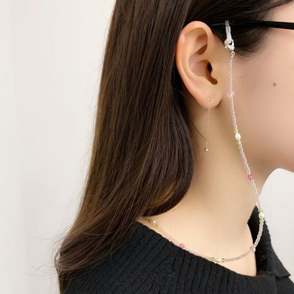 淡水真珠とスワロフスキー、半貴石等をあしらっパールメガネチェーンです。ネックレスとしても使えるのでアクセサリー感覚でお楽しみいただけます。透明なクリアビーズにピンクのワイヤーを通しています。 真珠にローズクォーツ、ぺリドット、スワロフスキー...