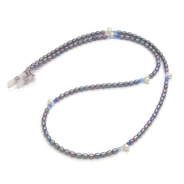 上質な淡水真珠真珠にスワロフスキーをあしらった2wayメガネチェーンです。パールネックレスとしてもお使いいただけますのでお洒落の幅が広がります。真珠の色は青が強い（グレー）でありながら、グリーン系、ブラウン系、紫がかった色、黒に近い色など様...