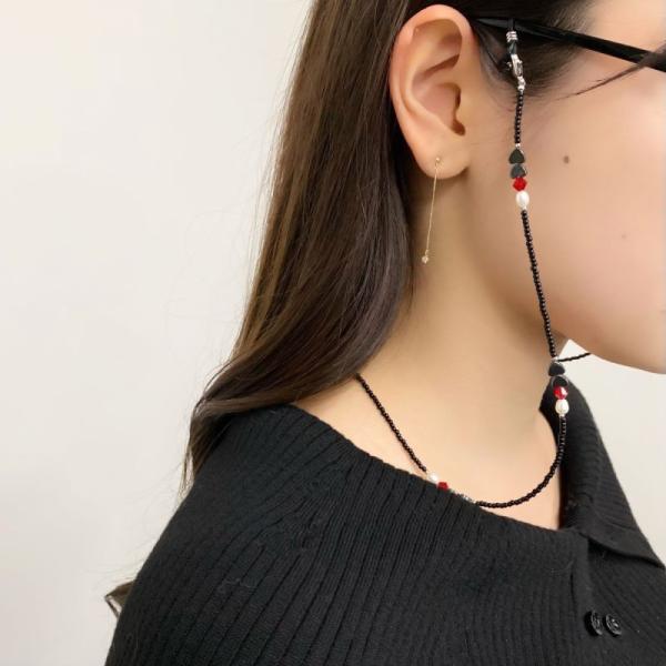 淡水真珠とスワロフスキー、半貴石等を使用しデザインされたパールメガネチェーンです。赤と青の2色ご用意しております。ブラックビーズにハート型のヘマタイトと上質な真珠をあわせスワロフスキーを効かせることでより印象的に。カジュアルはもちろん、オフ...