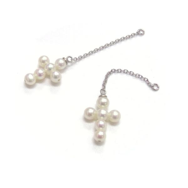 パールピアスチャームは、耳元を上品で華やかに彩るアイテムです。淡水真珠でデザインしたクロスパールとシルバーチェーンで作られています。自然の美しさを持ちながらも上品で柔らかい光沢を放ちます。耳元で揺れる度に動きを演出し、さらなる華やかさを引き...