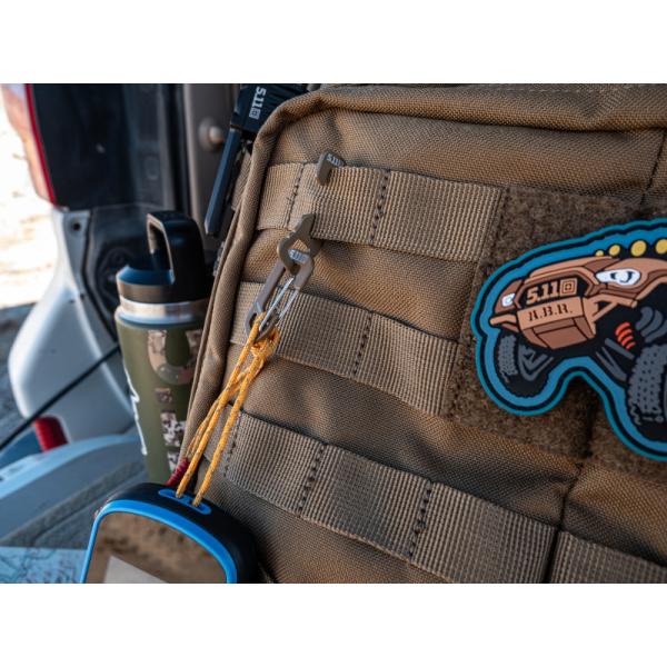 MOLLEウェビングやレーザーカットプラットフォームにしっかり固定できる設計。取り外し可能なミニカラビナ：小型アクセサリーの着脱が簡単。波型エッジ形状：グリップ力を向上させ、手袋着用時でも操作しやすい。スプリングワイヤーゲート：素早い開閉が...