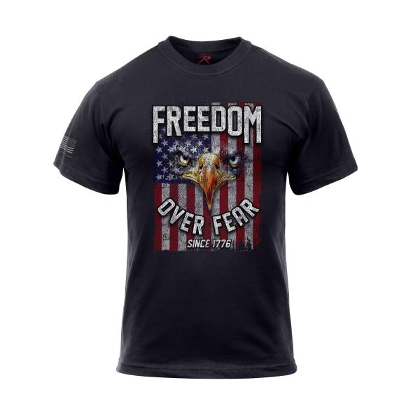 勇敢なる者の故郷：Freedom Over Fear Tシャツで、国旗を高く掲げ、アメリカンスピリットを示しましょう！この愛国心あふれるシャツは、背面に大胆なレタリング、ハクトウワシ、そしてアメリカ国旗をあしらったグラフィックデザインが特徴...