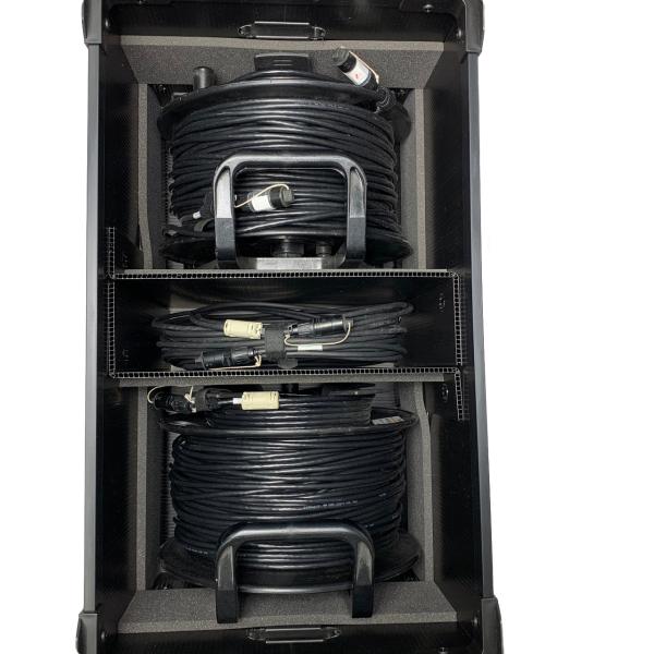 ・ローランドREAC W100S-R ケーブルリール用のプラダンケース。丈夫なプラダンで大切な機材をしっかり保護。・緩衝材入りでリールが壁に直接当たらないようになってます。フタ付モデルもございます。・235mm-80mm-235mmの3分割...