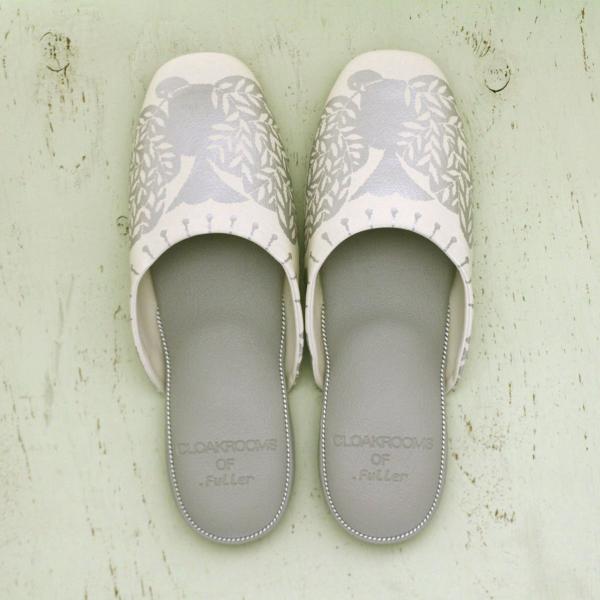 PANTOUFLE(パントゥフル)とは仏語でスリッパの意。永く愛され身近にあったはずのビニールスリッパは気づけば見かけることも少なくなりこれまで作っていた工場も姿を消しています。工業製品として繰り返し作られ無駄のないフォルムと機能美が備わり...