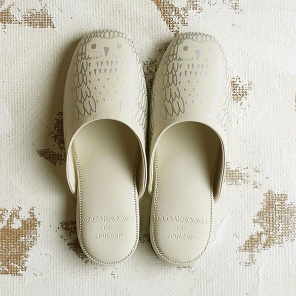 PANTOUFLE(パントゥフル)とは仏語でスリッパの意。永く愛され身近にあったはずのビニールスリッパは気づけば見かけることも少なくなりこれまで作っていた工場も姿を消しています。工業製品として繰り返し作られ無駄のないフォルムと機能美が備わり...