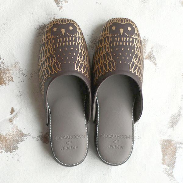 PANTOUFLE(パントゥフル)とは仏語でスリッパの意。永く愛され身近にあったはずのビニールスリッパは気づけば見かけることも少なくなりこれまで作っていた工場も姿を消しています。工業製品として繰り返し作られ無駄のないフォルムと機能美が備わり...