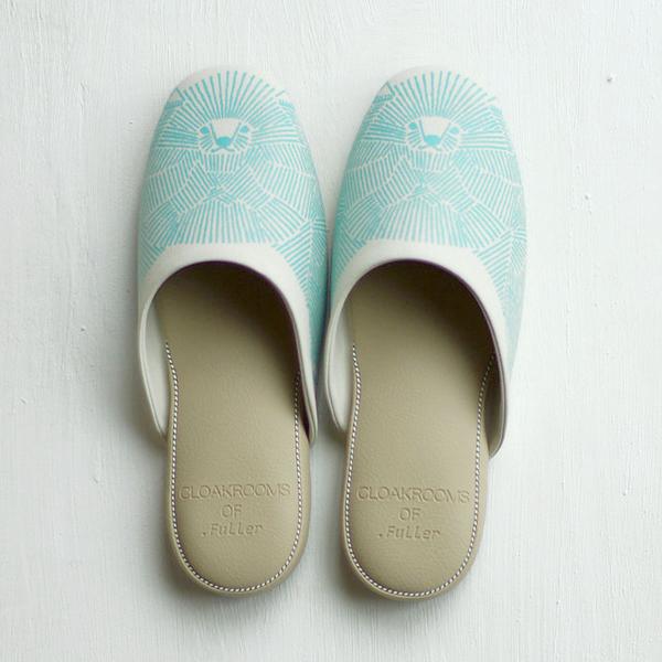 PANTOUFLE(パントゥフル)とは仏語でスリッパの意。永く愛され身近にあったはずのビニールスリッパは気づけば見かけることも少なくなりこれまで作っていた工場も姿を消しています。工業製品として繰り返し作られ無駄のないフォルムと機能美が備わり...