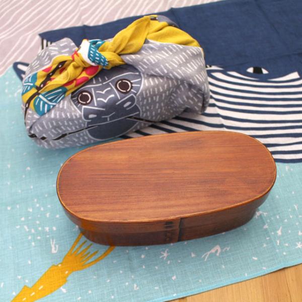 どこか懐かしい「わっぱ弁当箱」手に取ると、軽くて木の温もりを感じるやさしい気持ちに。木の香りがほのかに漂い、リラクゼーションさせてくれます。女性やお子様におすすめの、スリムなサイズです。天然木ならではの優れた通気性と保湿力が魅力、ごはんが冷...