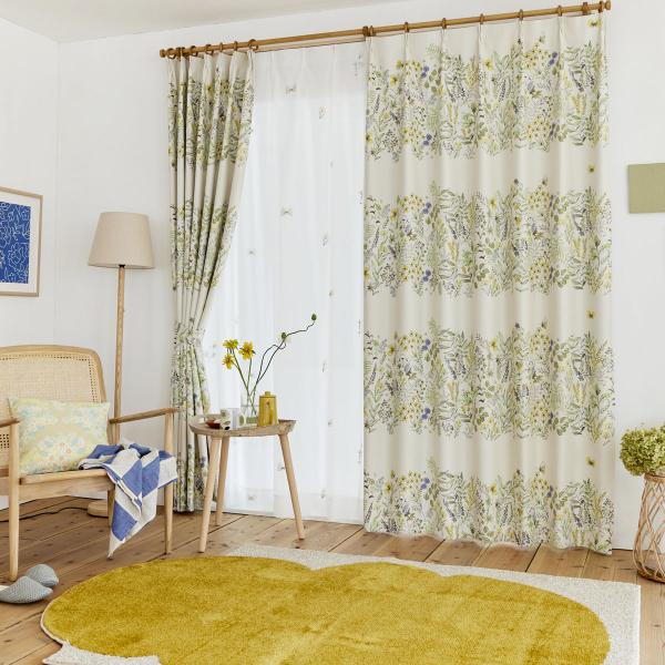 道ばたに咲いている草花を摘んで花束にしたり、編んで王冠を作ったりした子供の頃の記憶をデザインしました。花びらを組み合わせてできた蝶がひらひらと舞っています。同じモチーフの『ミチクサボイル』とのコーディネートがおすすめです。遮光カーテンなので...