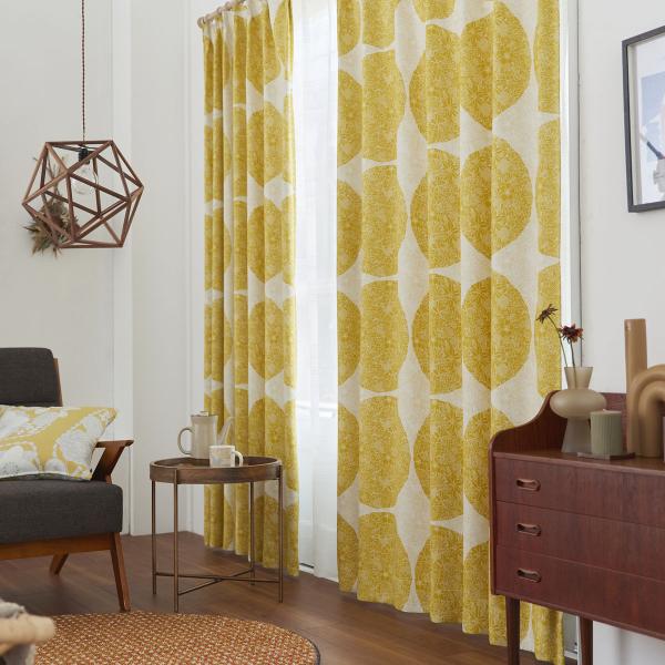 キャッチーなビッグドット柄。緻密に描いた植物が優しい印象の遮光カーテンです。温かみのあるイエロー配色に、大人っぽい落ち着いたグレー配色。心をくすぐるテキスタイルです。遮光カーテンなので、寝室や日差しの強いお部屋にもおすすめ。ドレープをきれい...