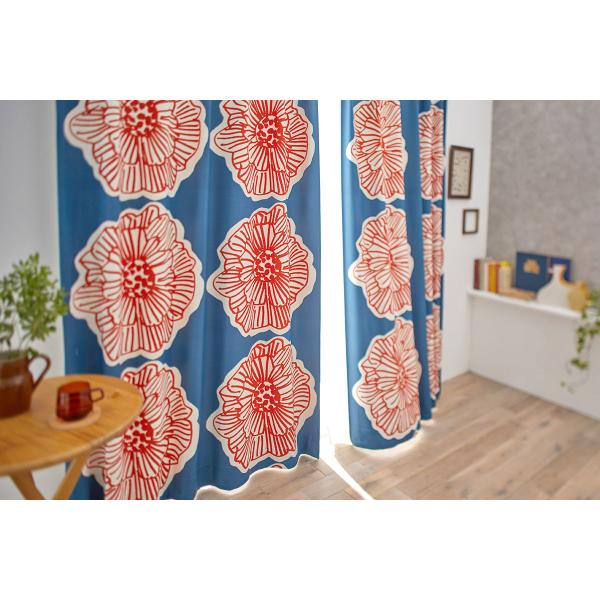 大輪の花を咲かせたダイナミックな構成のデザインが、インテリアにインパクトを与えます。遮光2級カーテンなので、寝室や日差しの強いお部屋にもおすすめ。ドレープをきれいに見せる形状記憶加工付き。生地のデザインを楽しめるシンプルな1.5倍ヒダ仕上げ...