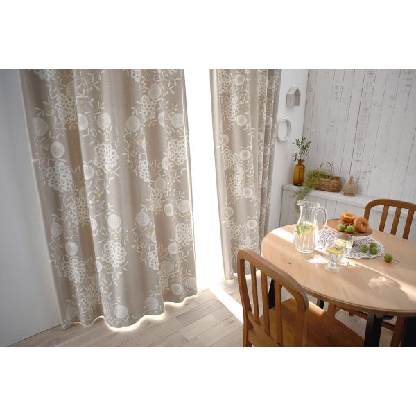 リースを大らかに構成したデザインカーテン。ナチュラルな生地を使用しており、インテリアに合わせやすいのもおすすめ。遮光2級カーテンなので、寝室や日差しの強いお部屋にもおすすめ。ドレープをきれいに見せる形状記憶加工付き。生地のデザインを楽しめる...