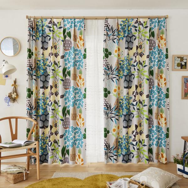 可愛いフラワーベースと植物を楽しむボタニカルライフを描きました。フラワーベースの模様をあしらった『ナミナミボイル』とのコーディネートがおすすめです。遮光カーテンなので、寝室や日差しの強いお部屋にもおすすめ。ドレープをきれいに見せる形状記憶加...