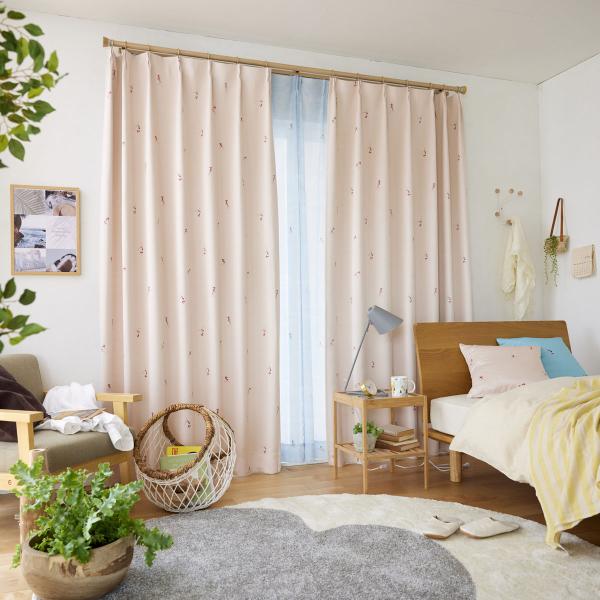 ビーチガールが楽しんでいる姿をリズミカルなドットパターンで構成し、光沢あるサテン生地にプリントすることで、グラフィカルに仕上げました。誰かに自慢したくなるような、会話のきっかけとなってくれるような、ユーモラスで個性的なカーテン。遮光カーテン...