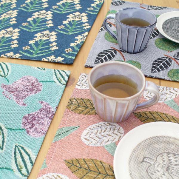 イラストレーター・松尾ミユキさんデザイン、様々なフラワー・花柄のランチョンマット。独特のタッチで描かれたかわいいイラストが暮らしを楽しませてくれます。ゴブラン織りで描かれたお花や鳥は温かみのある仕上がりです。プリントとは異なり、高級感のある...