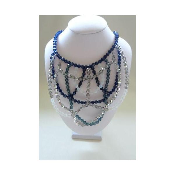 スワロフスキー 『Medicis ネックレス』です。ロジウムコーティングのこの目を引き洗練されたネックレスは、ブルーとホワイトのグラデーションの魅力的な輝きを放ちます。絡み合ったクリスタルビーズは独自の技術を使用して作られています。ユニーク...