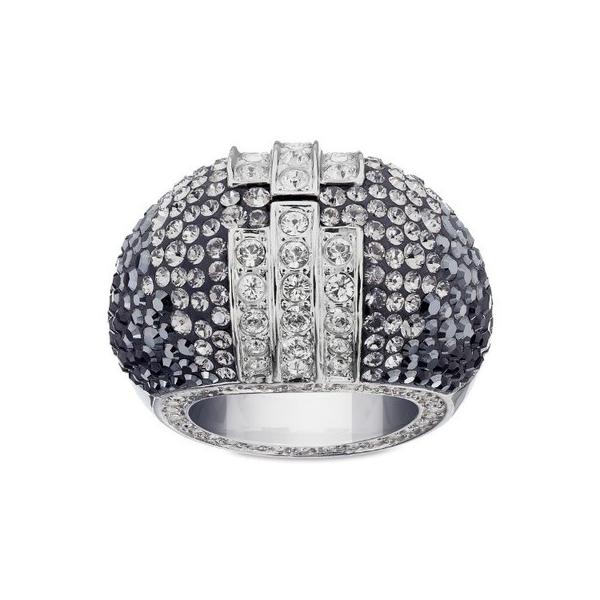 スワロフスキー『Teodora リング』です。存在感のあるモダンなリング。アールデコとグラフィックデザインに発想を得ています。パラジウムコーティングとクリスタルのパヴェを施し、ポインティアージュ〓技法でクリスタルをあしらっています。★サイズ...