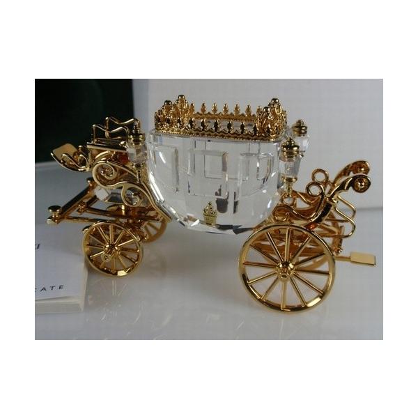 スワロフスキー 2004年 廃盤品 『Carriage』です。テーマ「Travels through Time」シリーズの1つ。おとぎ話や絵本に出てきそうなロマンティックな馬車の作品。美しいお姫様が乗っていそうですね。メタルは18Kゴールド...