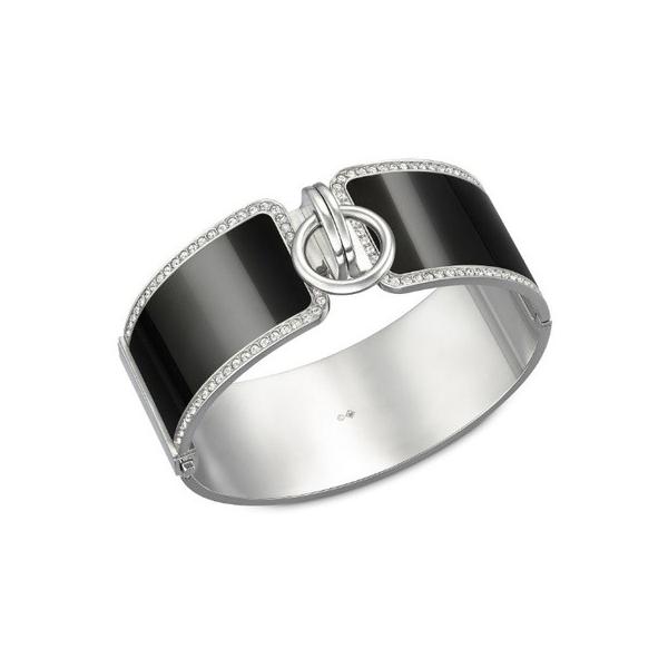 スワロフスキー『Valour バングル』です。このステンレス製のバングルは、外縁にクリアクリスタルのパヴェを施したつややかなブラックのメタルとドアノッカーリングのモチーフをあしらっています。ミニマリズムを意識したモダンなデザインがピュアな魅...