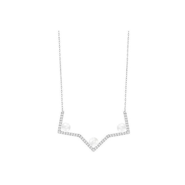 スワロフスキー『Edify Medium ネックレス』です。大胆かつグラフィカルなデザインでクラシカルなパールを引き立てた、女性らしいネックレス。V字型のロジウムコーティングメタルに施されたクリスタルパヴェが、上品なクリスタルパールとマッチ...