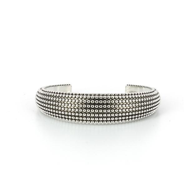 Philippe Audibert フィリップオーディベールのCHENOA シルバーパールエフェクト ブレスレットです。重さ：61 g高さ：1.7cm★新作から日本未販売品までお客様に可能な限り幅広く商品をご提供する為に欧米のお取り寄せ元と...