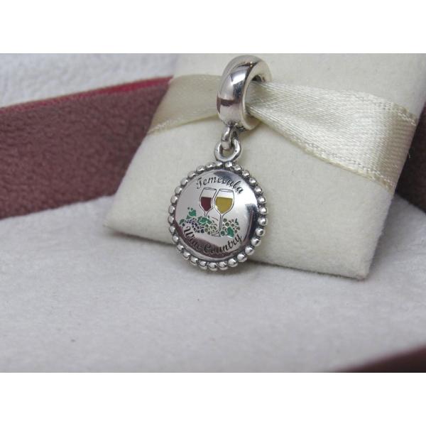 Pandora パンドラ『チャーム テメキュラ ワイン カントリー レッド＆ホワイト エナメル』です。爽やかなグラスワインのチャームです。※こちらの商品はお取り寄せ元でも在庫が残り僅かとなっております。タイミングによってはご注文頂いた場合で...