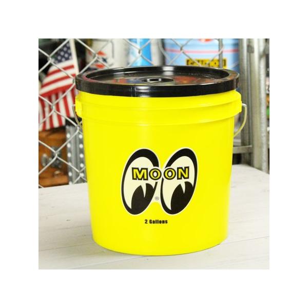 ムーンアイズのバケツになります。ホットロッドカルチャーとアメリカ西海岸のライフスタイルを提案するムーンアイズ。容量２ガロン（約７．６リットル）のフタ付きバケツです。フロントにアイシェイプをプリントし、リアには「色々と使えるムーンバケツ」のメ...
