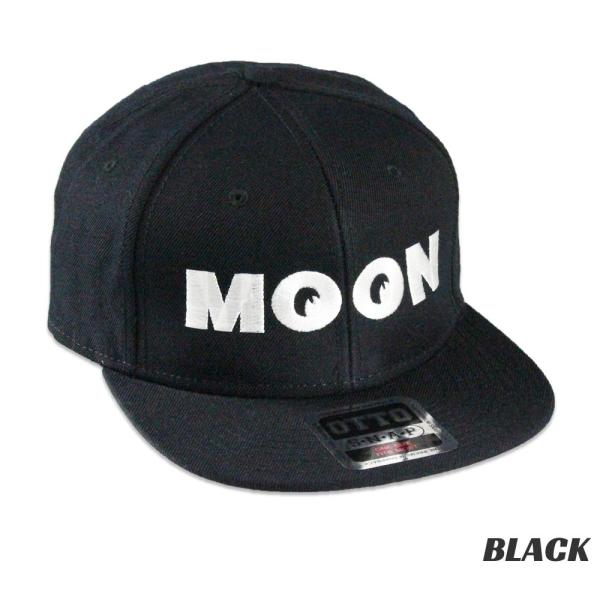 ムーンアイズのキャップになります。カスタムパーツやアクセサリーに加えアパレルも豊富な、MOONEYES。ヘッドウェアもまた見逃せないカテゴリーです！こちらはウール混合のフラットバイザーキャップ。フロントにMOONロゴ、バックにアイボールの刺...