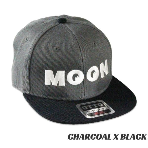 ムーンアイズのキャップになります。カスタムパーツやアクセサリーに加えアパレルも豊富な、MOONEYES。ヘッドウェアもまた見逃せないカテゴリーです！こちらはウール混合のフラットバイザーキャップ。フロントにMOONロゴ、バックにアイボールの刺...