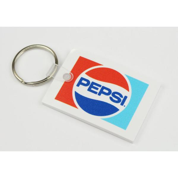 ペプシのキーホルダーになります。コカ・コーラと並んで世界的に有名なアメリカのソーダブランド、PEPSI。アメリカ製のラバーキーホルダーです。デザインは１９７３-９１年に使用されたスクエアロゴマーク。バッグなどにアクセサリーとして付けても面白...