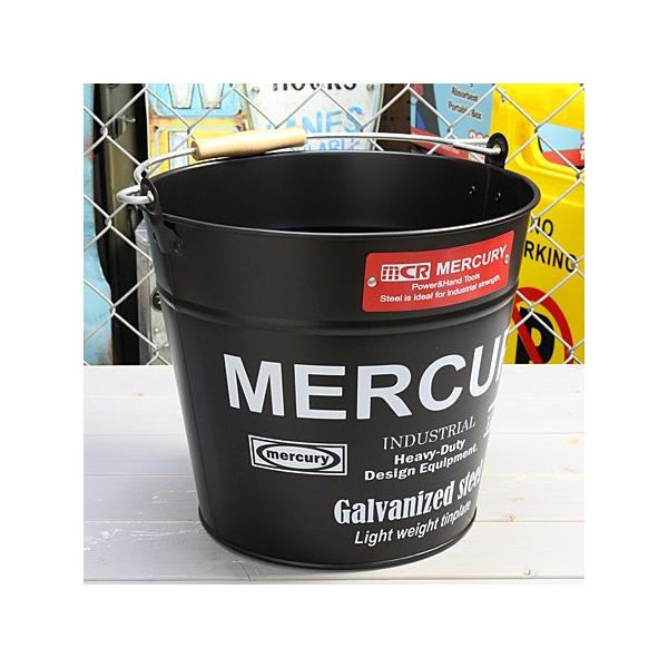 マーキュリーのバケツになります。非常に人気の高いマーキュリーのブリキバケツです！マーキュリーアイテムの中でも人気Ｎｏ．１を誇る「バケツの王子様」♪人気の秘密はこの派手にドレスアップされたカラフルデザインでしょう！バランス良く並んだレタリング...