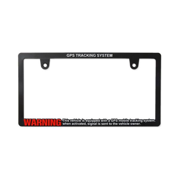 車のナンバープレート用フレーム/新基準適用タイプ（スキニー）になります。ナンバープレートにピッタリとフィットするスリムタイプなので幅広い車種に適合します。GPS搭載を謳ったセキュリティ系デザインがカッコイイ！デザインパネルを貼り合わせること...