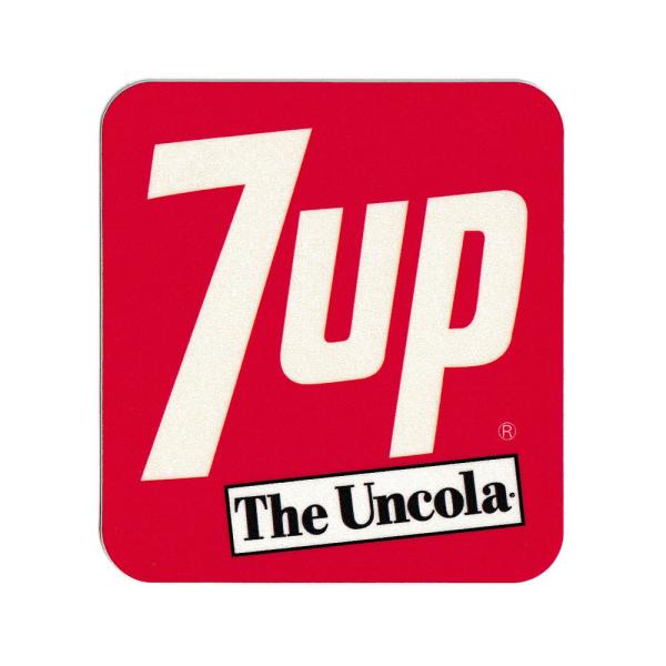 セブンアップのステッカーになります。１９２９年創業のアメリカのレモン風味ソーダブランド、７UP。７０年代のレトロロゴ、コーラに対抗しているのが分かりますね！屋内外で使用可能なビニール製ステッカーです。冷蔵庫やキャンプで使うクーラーボックスな...