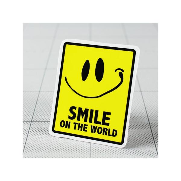 スマイルマークのステッカーになります。ステッカーの本場、アメリカよりポップなステッカーが入荷！カットラインを歪ませた味のある仕上りになってます♪ガンガン貼ってアメリカンポップな空間を演出してみましょう！車やバイク、ヘルメット、ギター、スケボ...