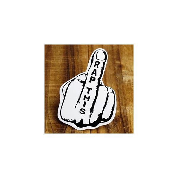 挑発的なステッカーです。FUCK YOUサインになってます。中指を立てたハンドサインがそのままステッカーになっております。「このサインが何か叫んでみろ」の挑発的な文言もプラス。チープなプリント具合ですがアメリカでは長い間活躍しているステッカ...