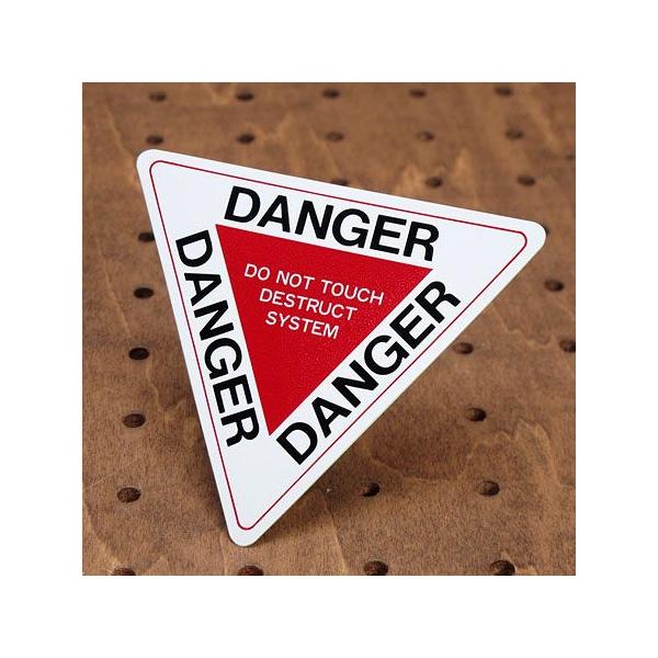 デンジャー（DANGER）のステッカーです。人気のDANGERデザインがトライアングルにカットされたステッカーです。中央には自爆装置を表すメッセージというちょっと面白いデザイン。ガレージや部屋などオリジナルでデンジャラスゾーンを演出してみて...