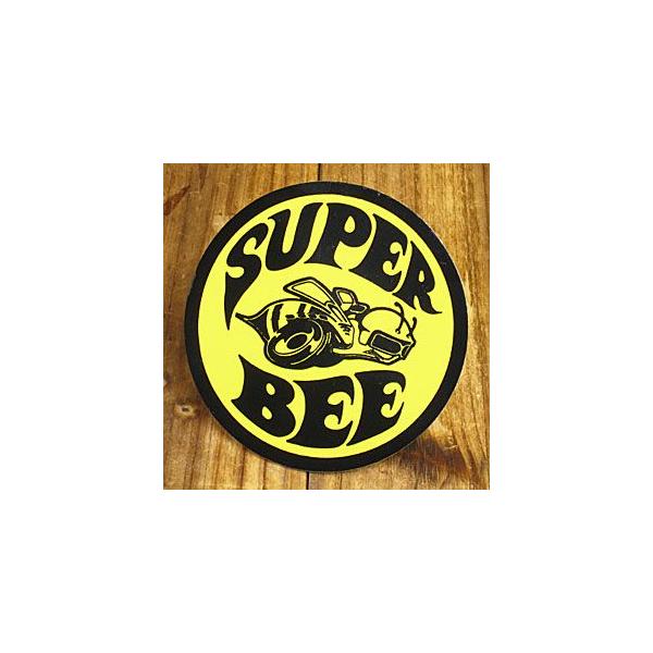 　スーパー・ビー(SUPER BEE)のステッカーです。好きな方も多いでしょう！６０年代に生産されたダッジ(DODGE）の限定車スーパー・ビーでございます。ゴーグルをかけた蜂さんが中央にデザインされており、黄＆黒の配色がヤンチャな雰囲気を醸...