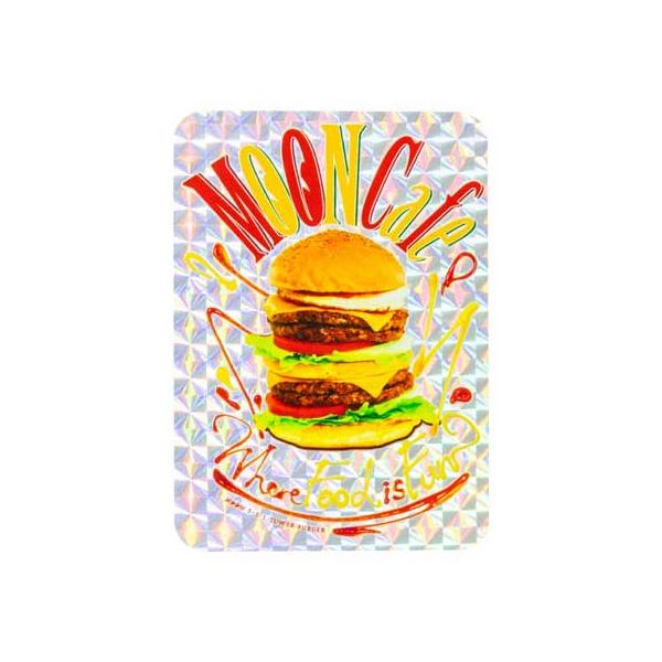 ムーンアイズのステッカーになります。ホットロッドカルチャーの深淵を知る唯一無二のカスタムブランド、MOONEYES。コチラはムーンタワーバーガーステッカーです。横浜市のMOON Cafeで実際に提供されているタワーバーガーがモチーフ♪高さ5...