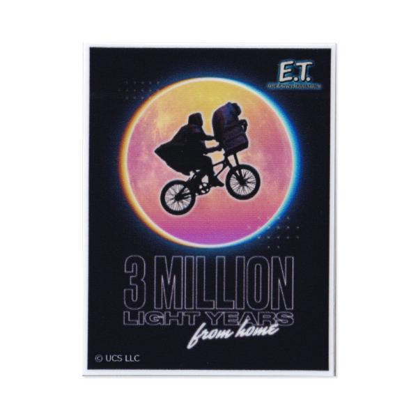 E.T.のステッカーになります。８０年代の製作されたアメリカのSF映画の金字塔、E.T.。当時は世界歴代興行収入1位に輝くなど知らない人はいないほどの名作ですね！こちらは月をバックにE.T.を乗せた自転車が空を飛ぶ名シーンのポスターデザイン...