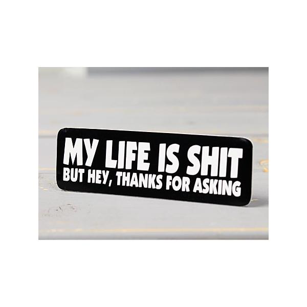 ヘルメットステッカーです。簡単に作られたチープなステッカーですが、アメリカではヘルメットステッカーとして人気なヤツです。ヘルメットのように湾曲した場所に貼り易い横長のシルエットになっております。メッセージは「オレの人生はクソだ。でも聞いてく...