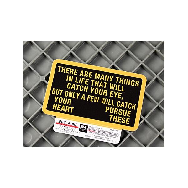 アルファベットことわざステッカーになります。英語でことわざをアメリカンにデザインした人気のステッカーシリーズ！こちらは注意書きやスペック表記にありそうなデザイン♪メッセージは「目を奪われるものがたくさんあるが、心奪われるものだけを求めよ」こ...