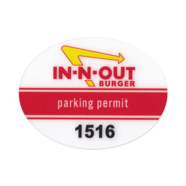 パーキングパーミットステッカーになります。アメリカンな駐車許可証ステッカーです。車などのガラスの内側から貼る裏貼りタイプのステッカー。何度も貼って剥がせるリムーバルステッカーです。デザインはアメリカのハンバーガーチェーン、イン・アンド・アウ...
