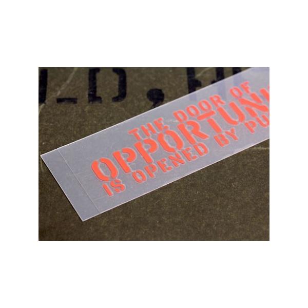 アルファベットステンシルの転写ステッカーになります。ステンシルプレート、スプレー、マスキングなど一切必要なくステンシルを楽しめちゃいますよ♪デザインは英語で表現されたことわざや格言になっております。こちらは「チャンスの扉は押すことによって開...