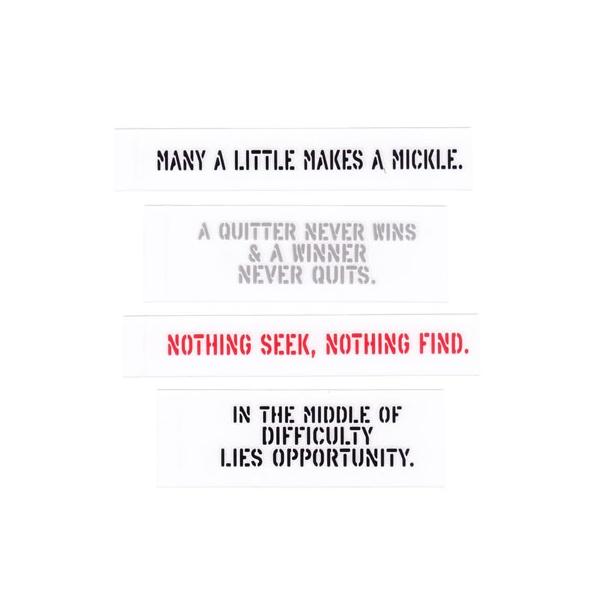 スプレーを使わず細かい文字のステンシルを楽しむ転写ステッカー４ピースセットです。デザインは英語で表現されたことわざや格言になっております。貼り方は台紙からゆっくりとステッカーの付いたフイルムを剥がし、所定の場所に貼り付け、フイルムの上から擦...