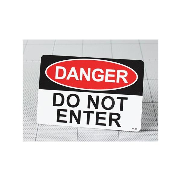 アメリカンサインステッカーになります。アメリカの日常で見かける案内表示をモチーフにしたステッカーです。人気のデンジャーサインに「入るな」のメッセージ。ウォールステッカータイプなので貼り直しができて跡が残りにくいステッカーです♪大き過ぎず小さ...
