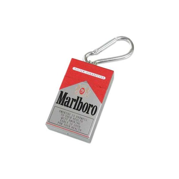 マルボロの携帯灰皿になります。喫煙者の味方、ポータブルアシュトレーです。タバコブランド柄ってところが雰囲気あってイイですね！ボックス型のボディを引っ張ると灰皿が出現します。カラビナキーホルダー付きなので持ち運びに便利です。ひと時のスモーキン...